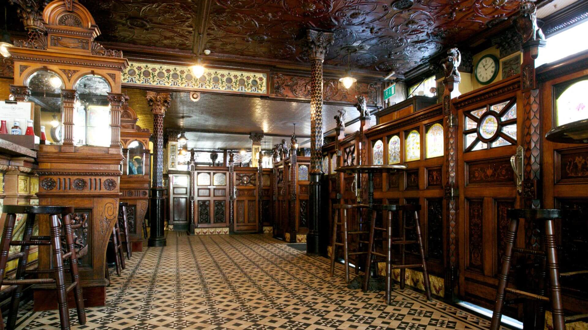The Crown Liquor Saloon in Belfast: History, Photos and More