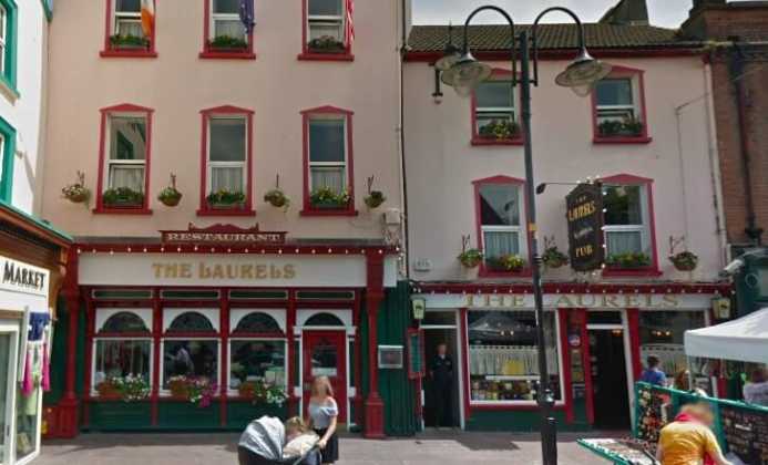9 BEST Pubs in Killarney (Trad Pubs Ye'll LOVE)